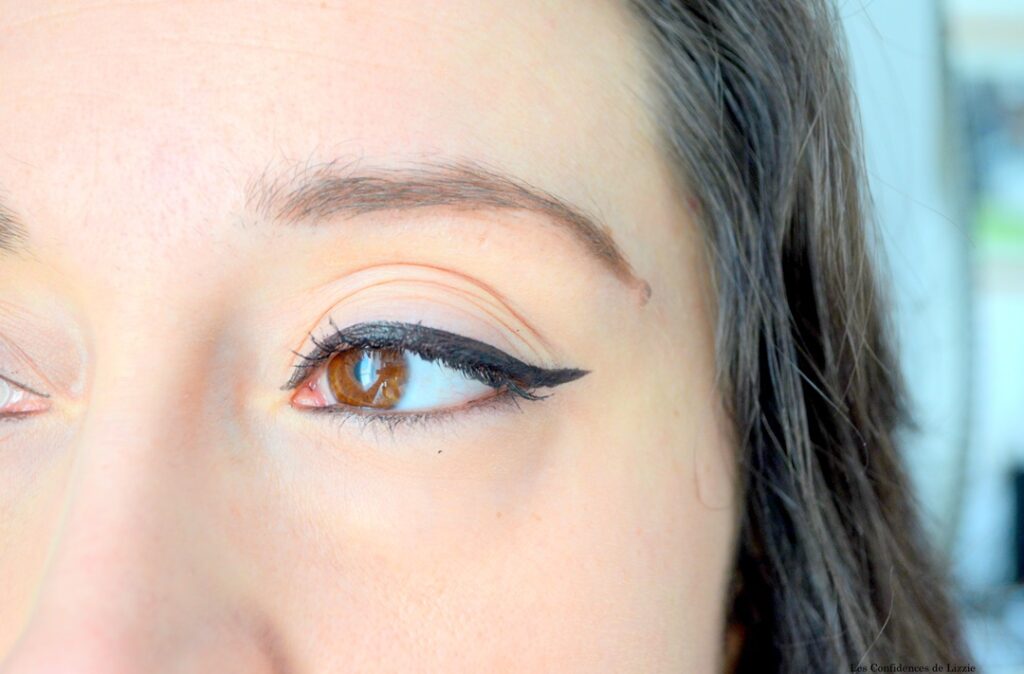 [TUTO MAKE UP] Comment dessiner son trait d'eye-liner en 30 secondes ...