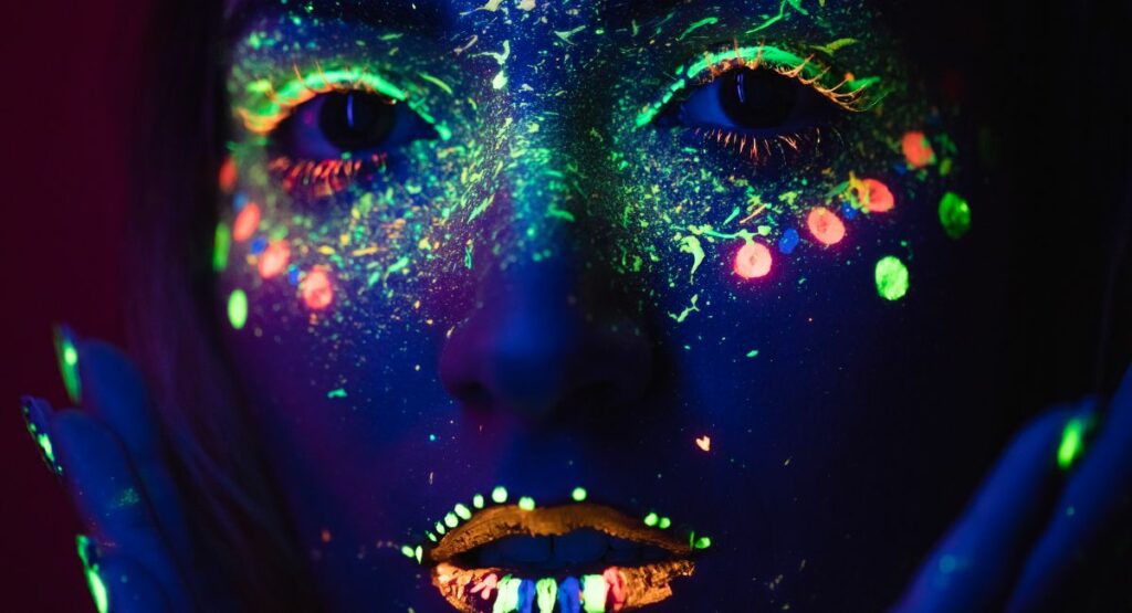 Comment adopter le maquillage fluo pour une soirée