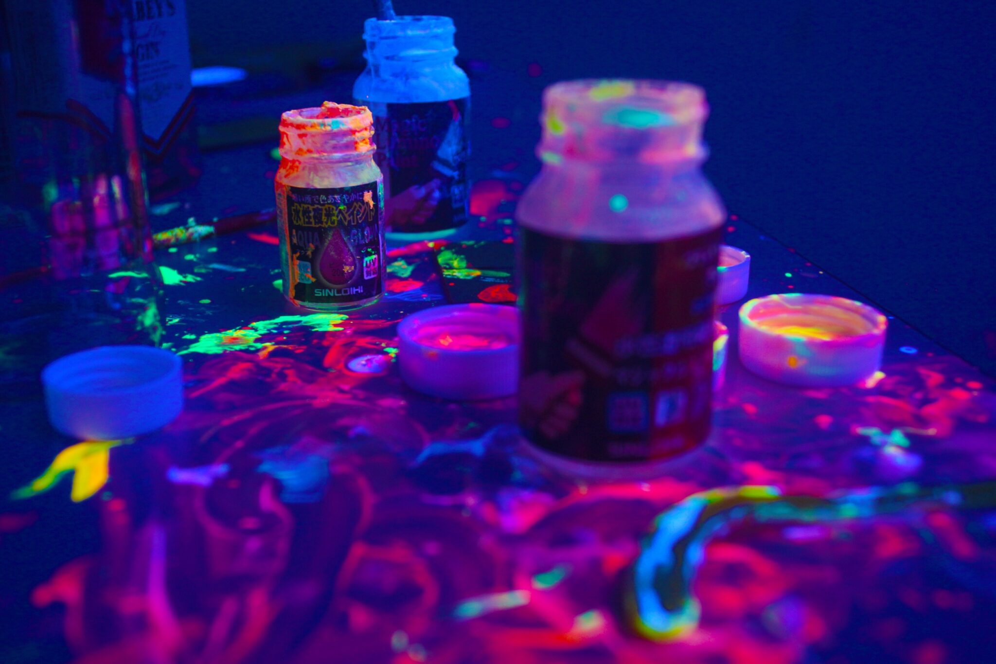 Comment adopter le maquillage fluo pour une soirée